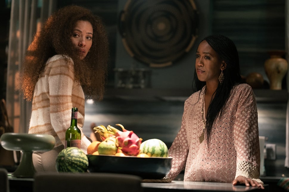 'Yellowjackets' Stars on Hopes for an Adult Van and Her Romance With Taissa | Entertainment Tonight